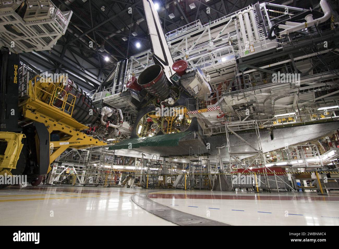 CAP CANAVERAL, Floride. - Dans l'Orbiter Processing Facility-1 du Kennedy Space Center de la ...