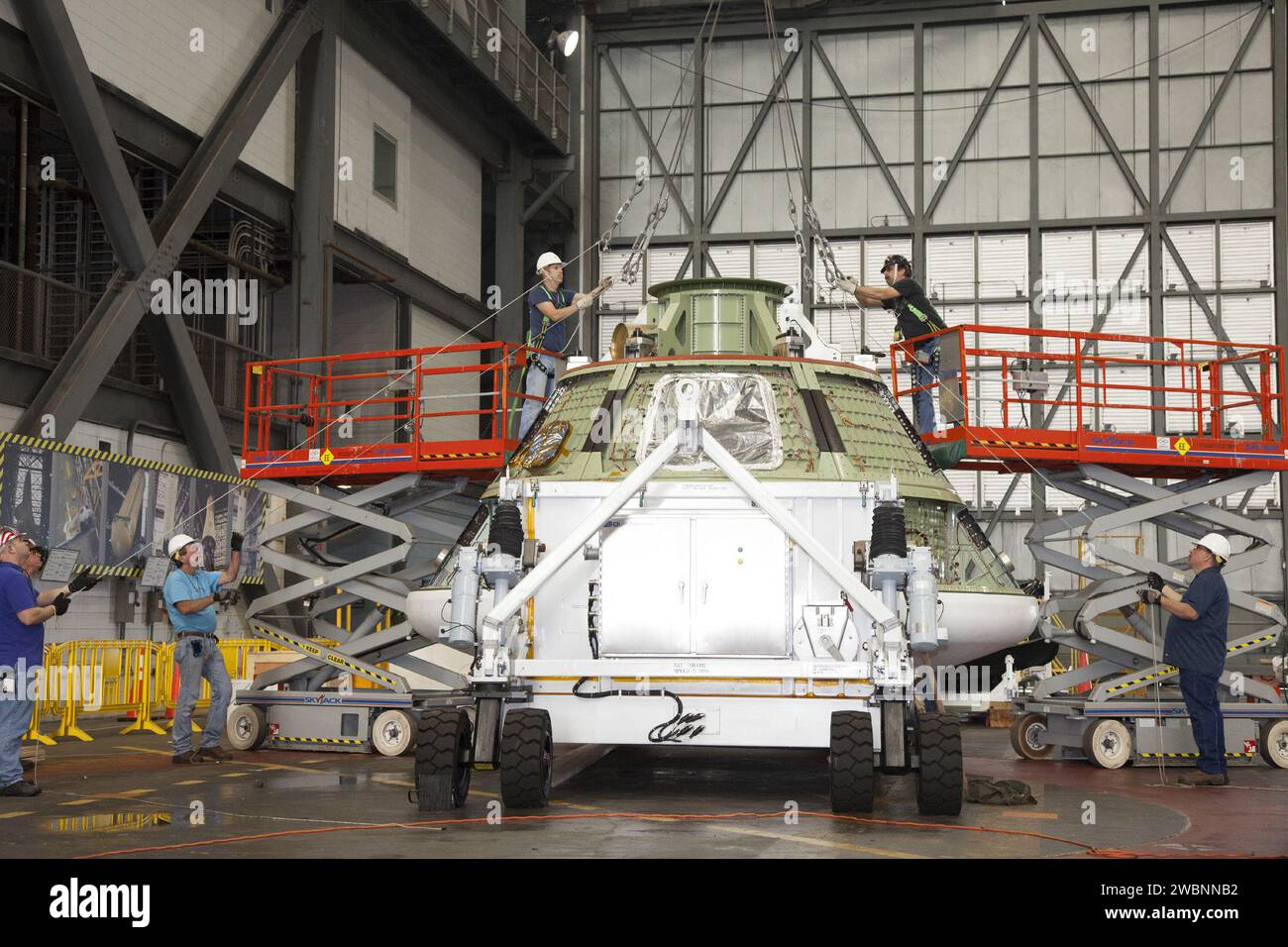 CAP CANAVERAL, Floride. – À l’intérieur du bâtiment d’assemblage de ...