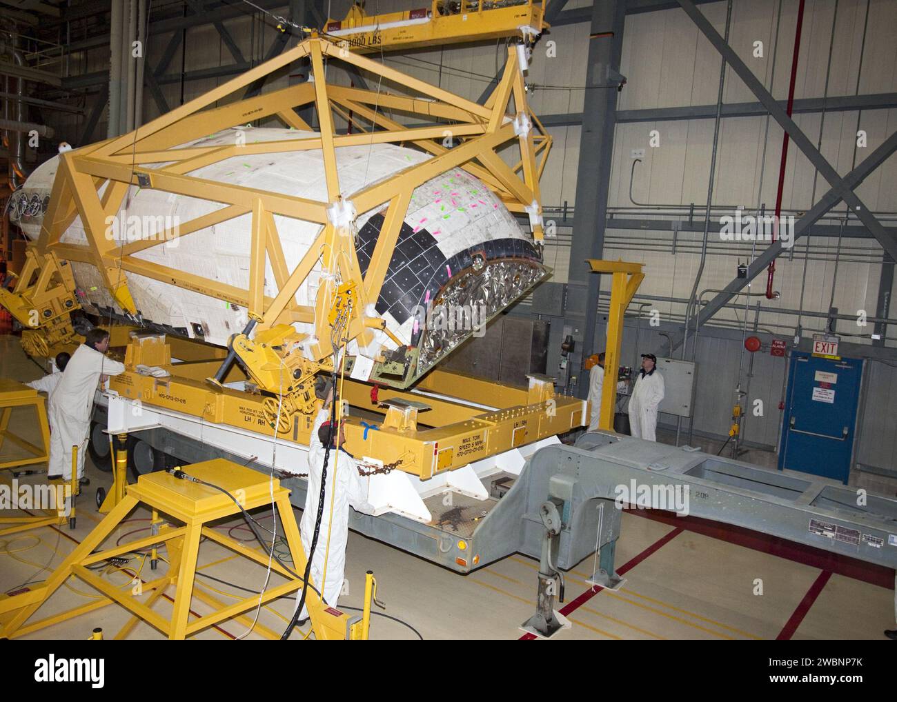 CAP CANAVERAL, Floride. – À l’intérieur de l’Orbiter Processing ...