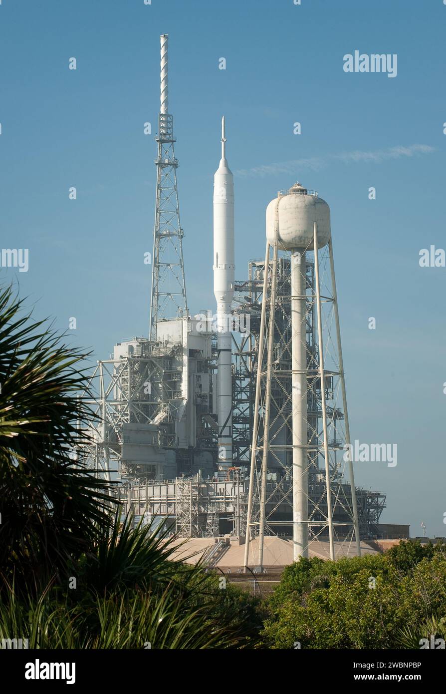 La fusée Ares I-X de la NASA est vue sur la rampe de lancement 39b du ...