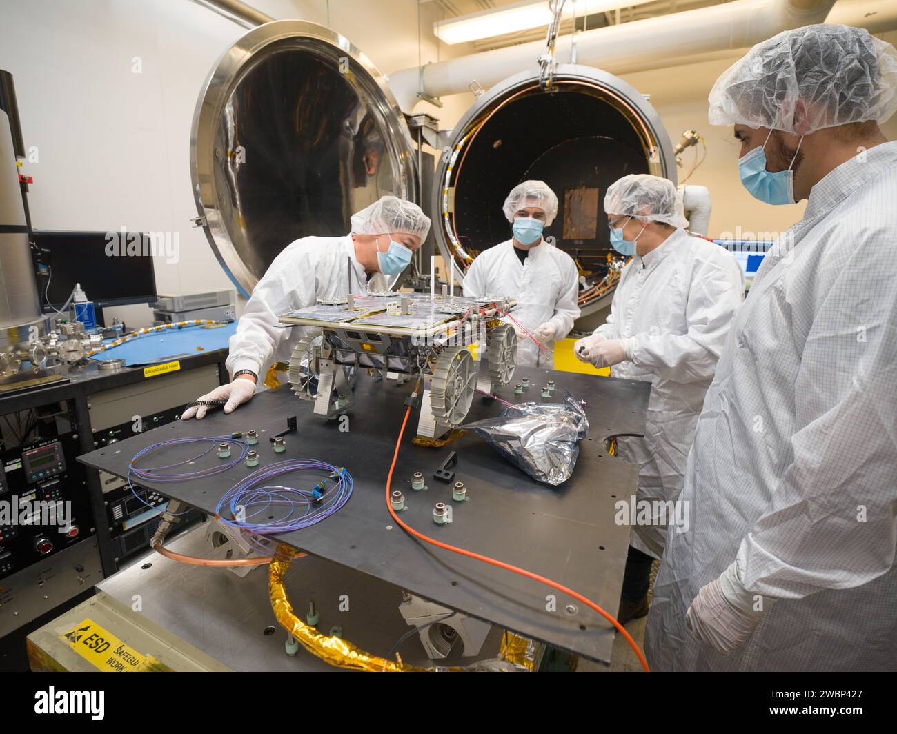 Les ingénieurs préparent un petit rover – qui fait partie de la ...