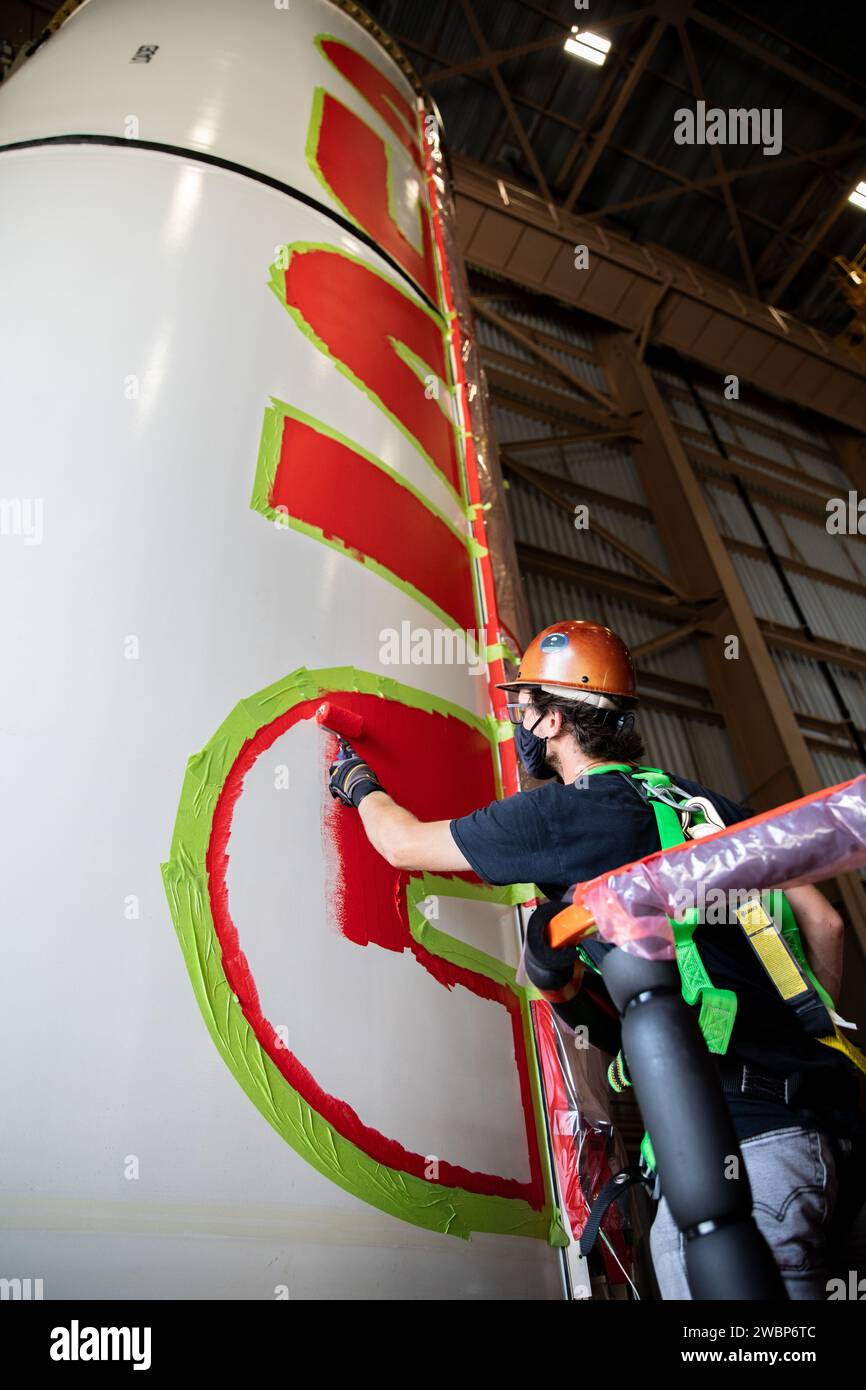 Un travailleur de l’exploration Ground Systems (EGS) de la NASA termine ...