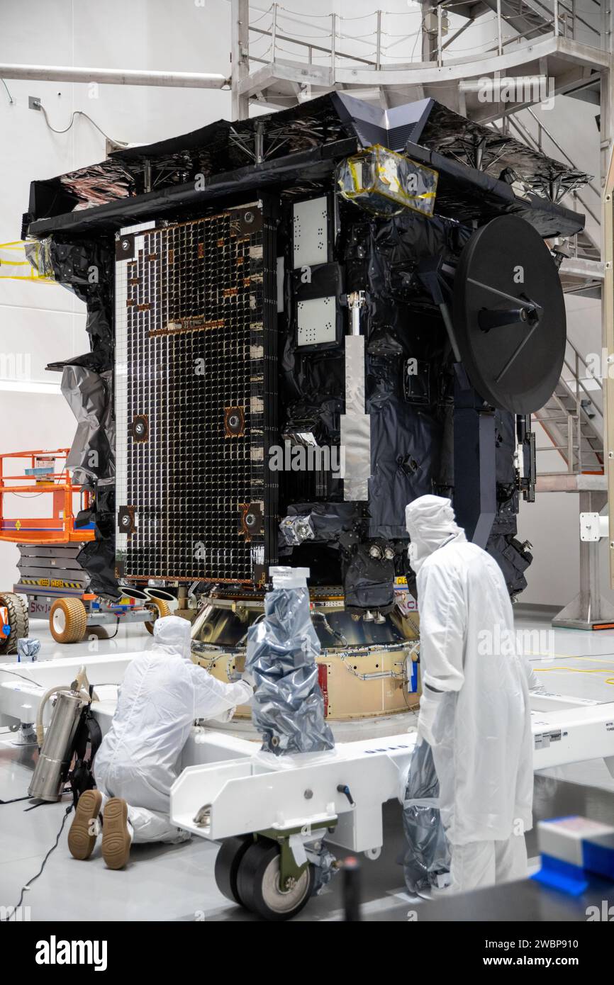 Le vaisseau spatial Solar Orbiter est préparé pour être encapsulé dans ...