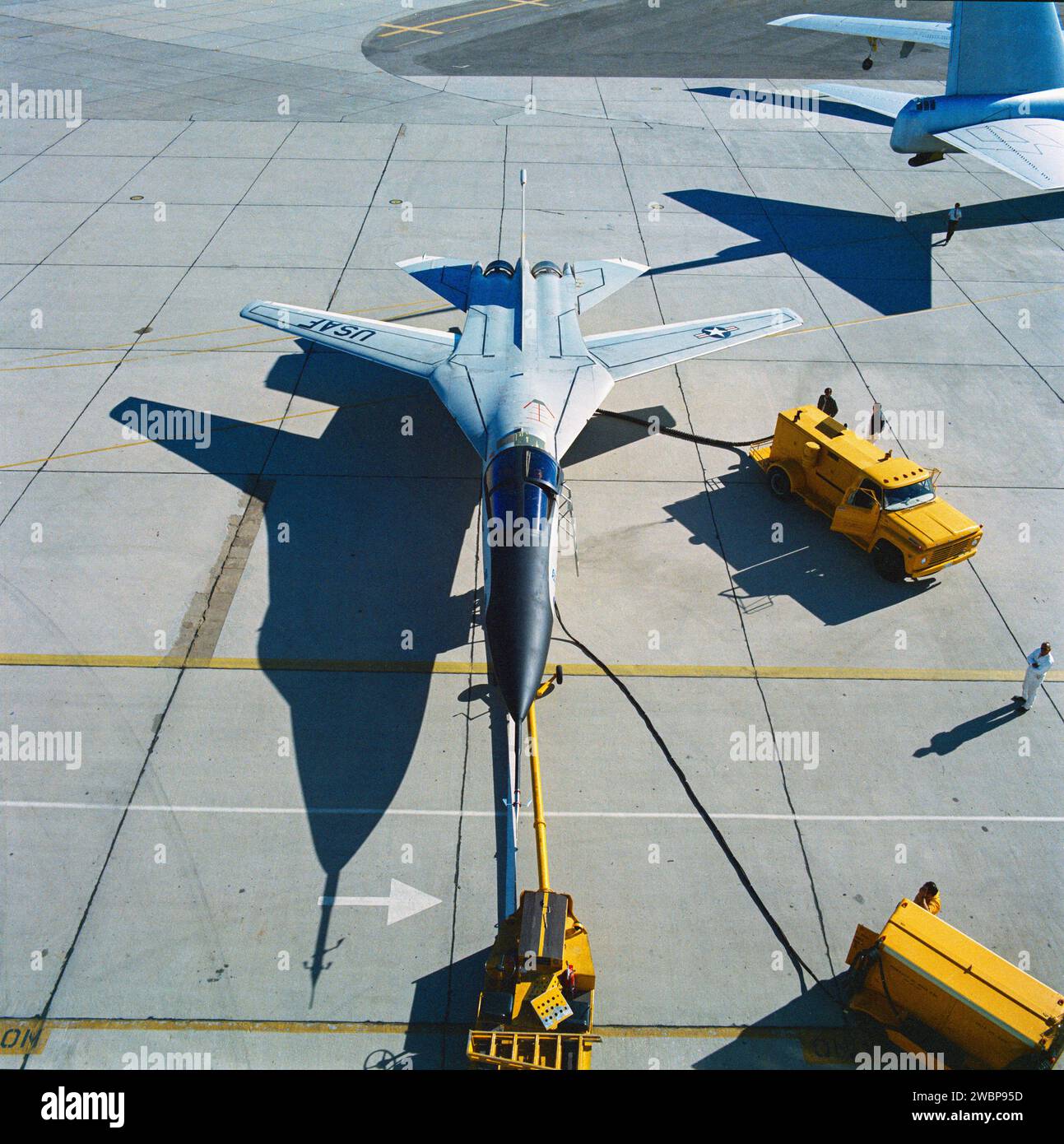Le F-111B avec ses ailes balayées à leur angle maximum. Il transportait ...