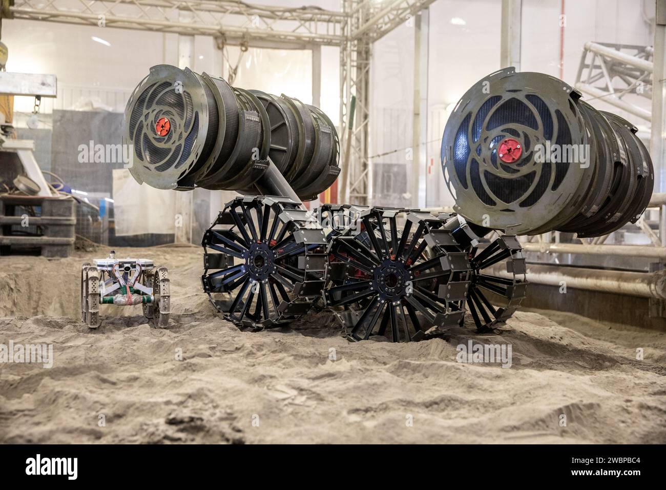 Le CubeRover Astrobotic traverse le terrain dans le bac de Regolith du ...