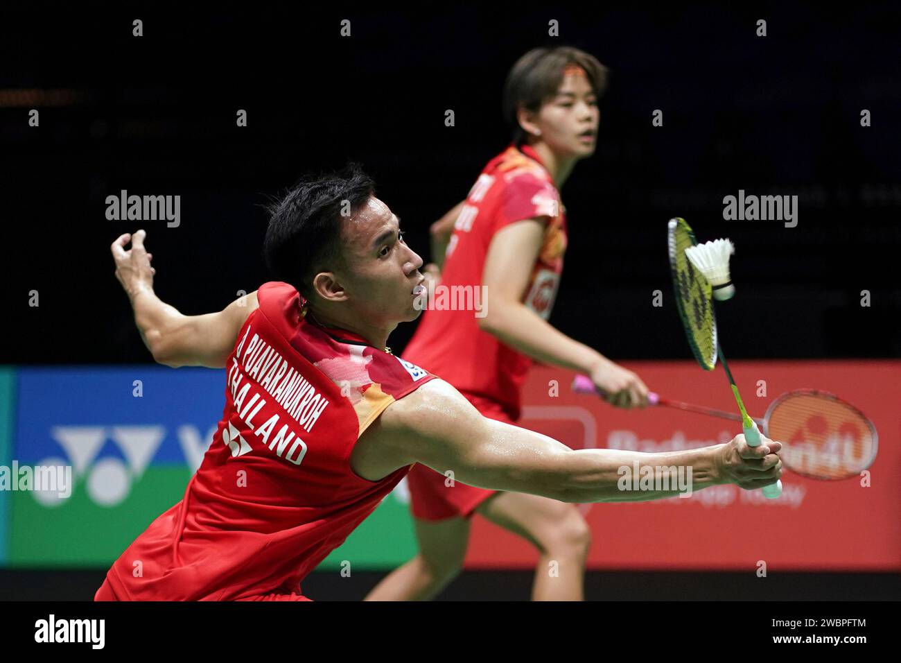 Thailand's Dechapol Puavaranukroh, foreground, and Sapsiree ...