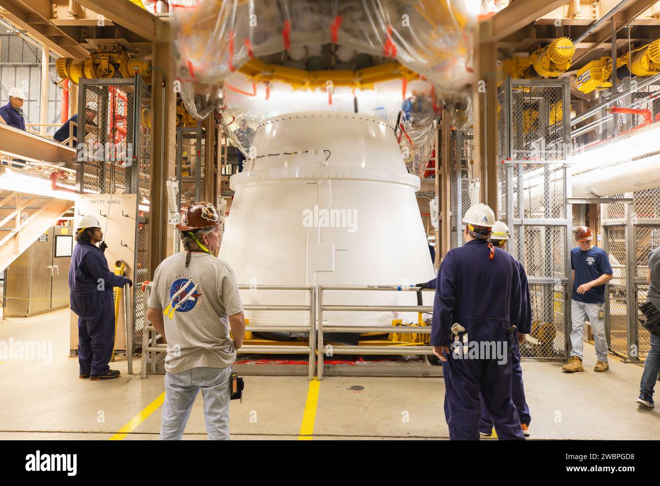 Des techniciens avec exploration Ground Systems effectuent des inspections de pré-accouplement ...
