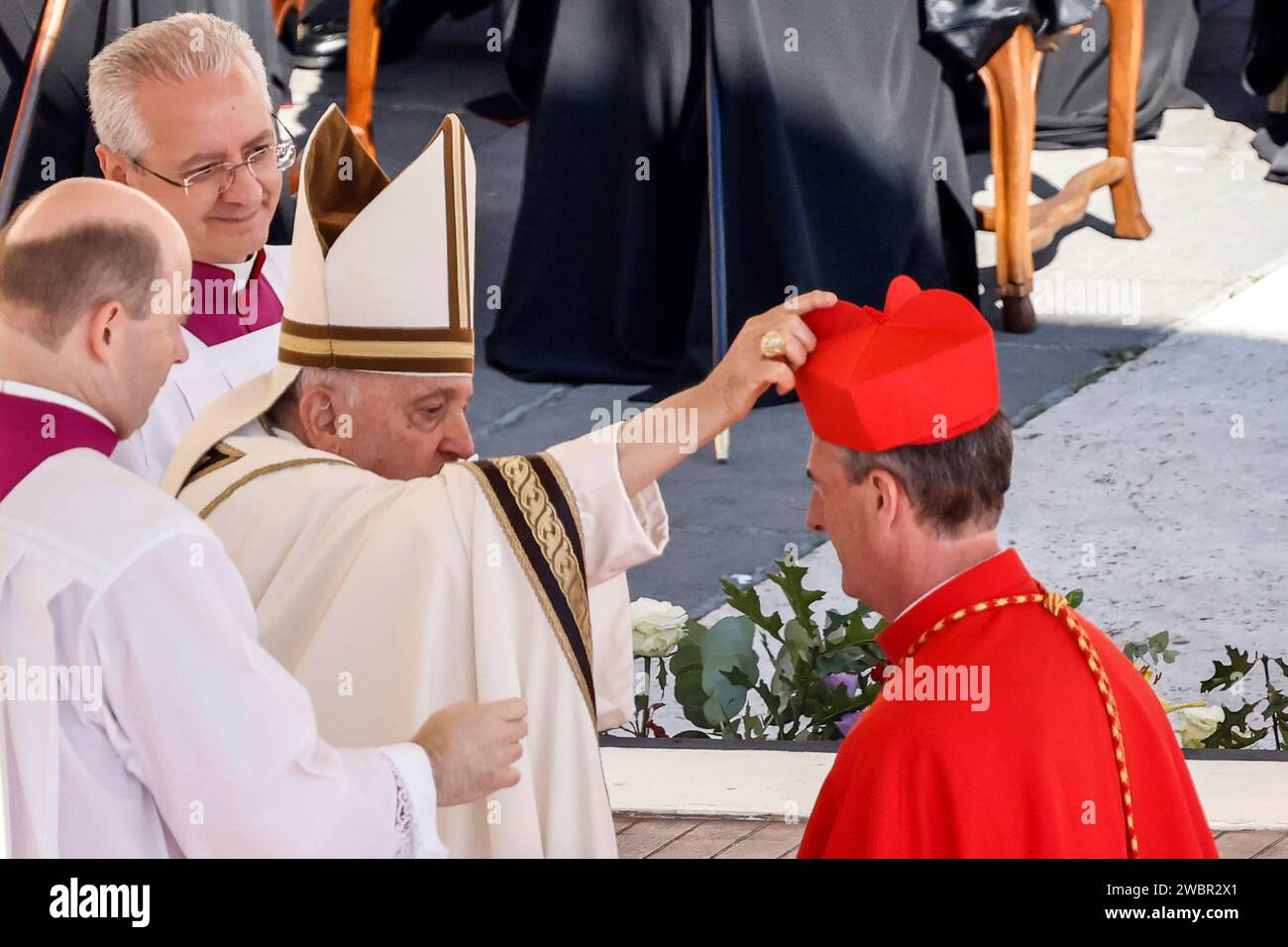Le pape François pose la biretta rouge sur la tête du nouveau cardinal ...