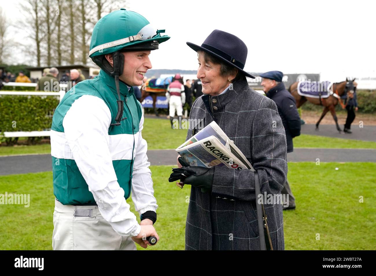 L'entraîneur Henrietta Knight (à droite) parle avec le jockey James ...