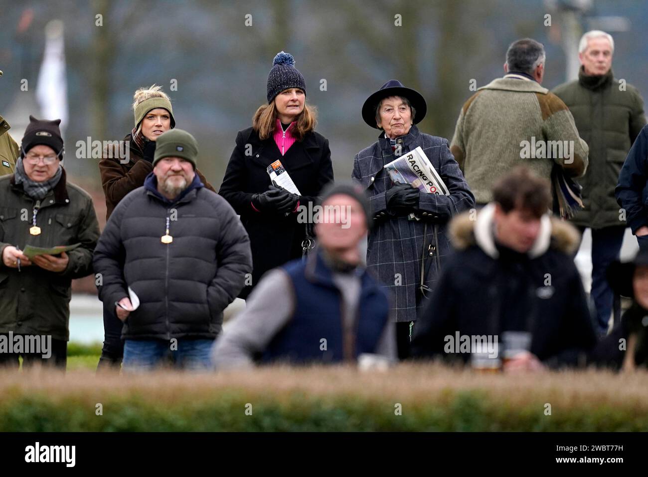 L'entraîneur Henrietta Knight (au centre à droite) regarde pendant l ...