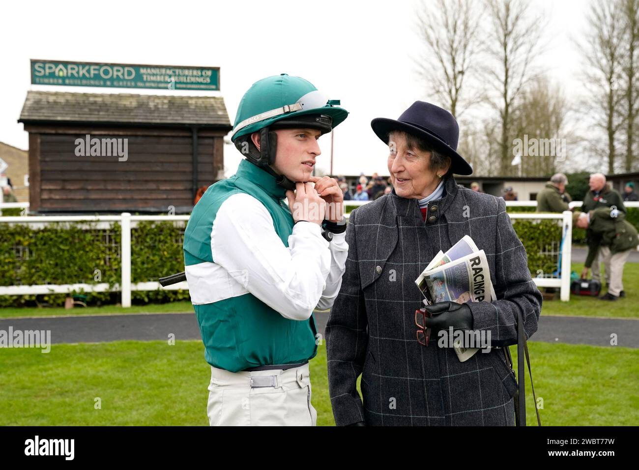 L'entraîneur Henrietta Knight (à droite) parle avec le jockey James ...