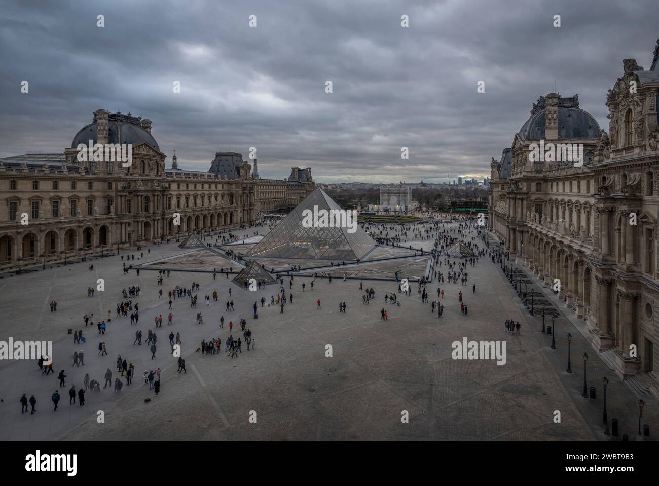 Paris, France - 01 06 2024 : vue panoramique sur la pyramide du Louvre ...