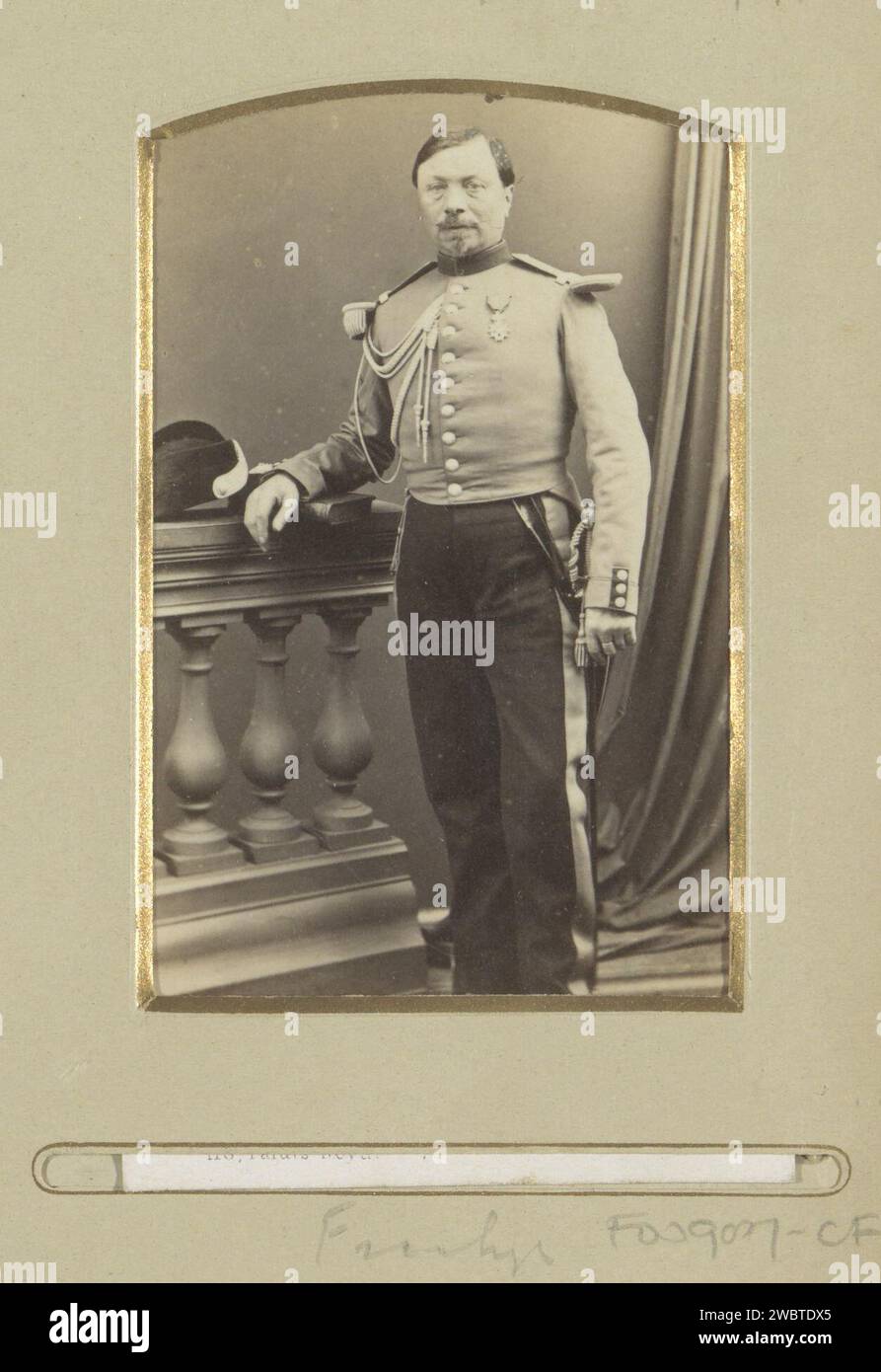 Portrait d'un soldat français (vraisemblablement), debout avec un ...