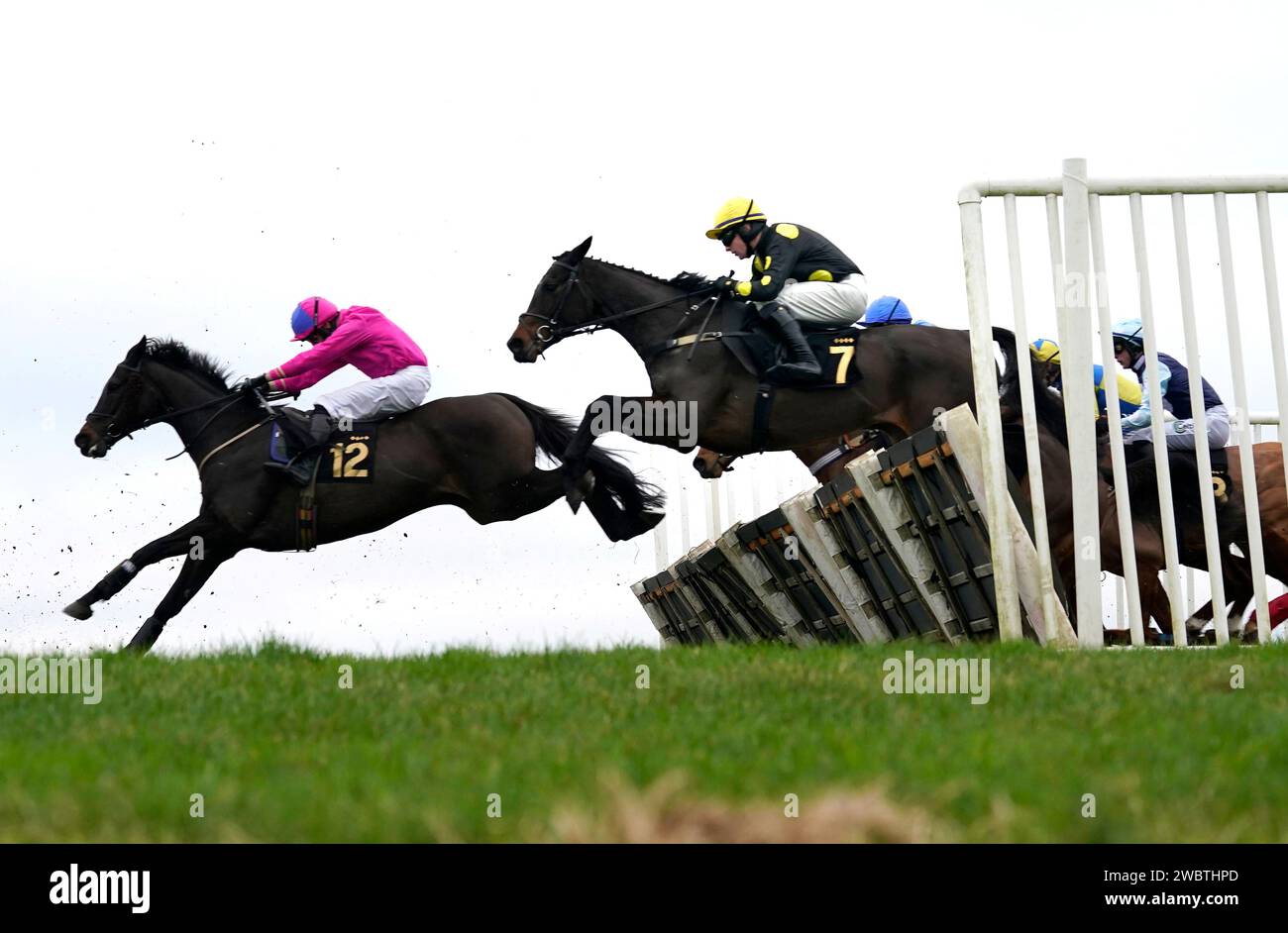 Coureurs et coureurs avec Little Pi montés par le jockey Stan Sheppard ...