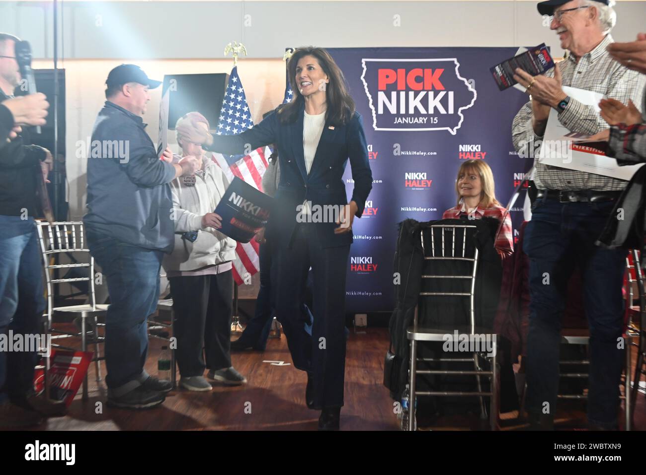 Nikki Haley entre dans l'espace de l'événement pour commencer le compte ...