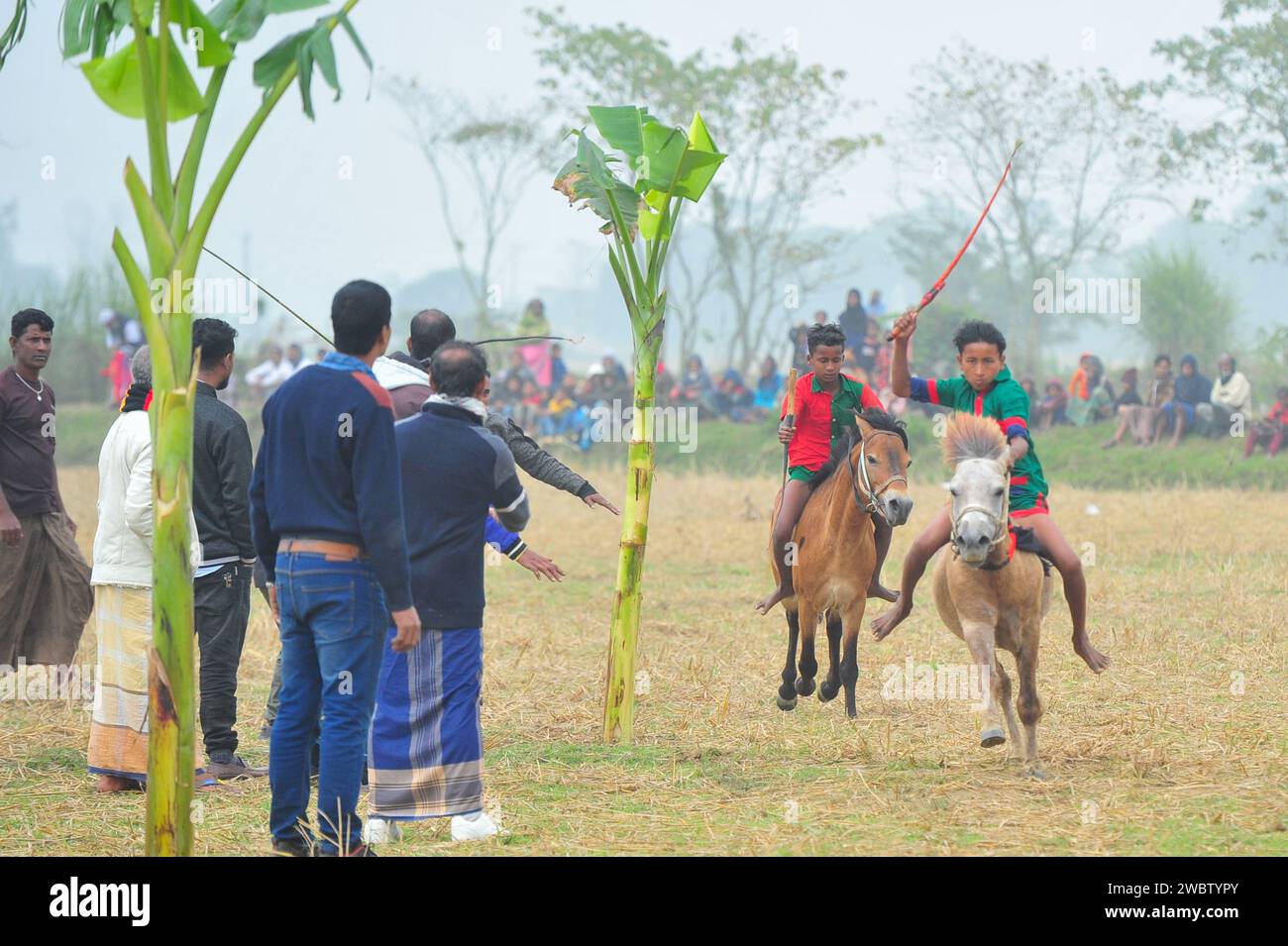 Sylhet, Bangladesh. 12 janvier 2024. Un concours de chevaux ruraux a ...