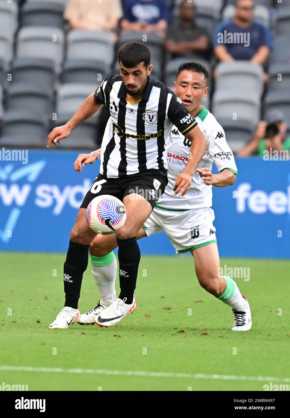 Ali Auglah (avant) de l'équipe Macarthur FC et Tomoki Imai (arrière) de ...
