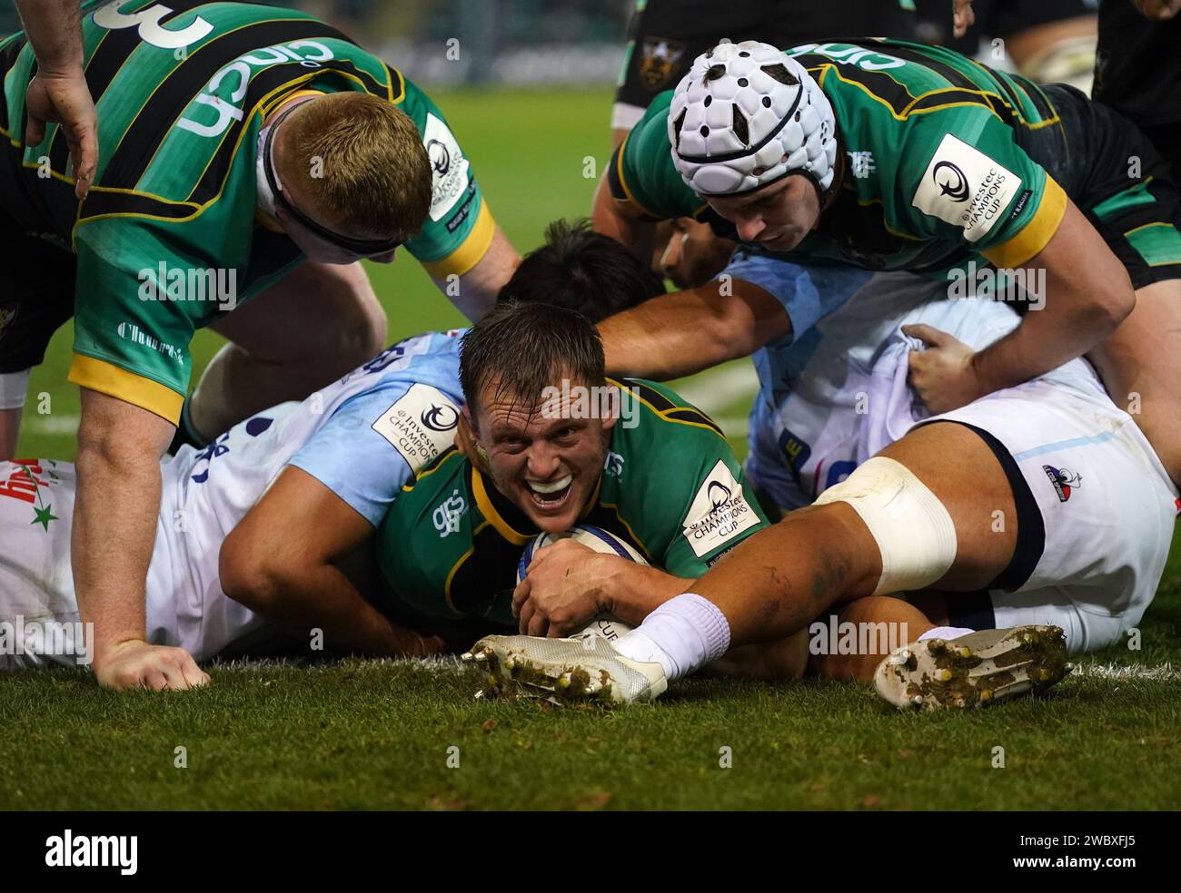 Alex Waller des Saints de Northampton marque le sixième essai de leur ...