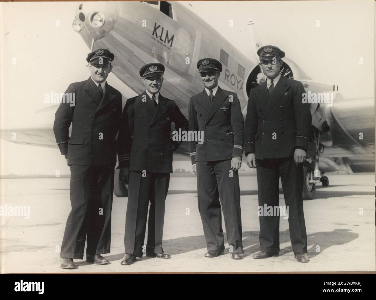 Membres de l'équipage du 'Uiver', 1934 Photography Album magazine avec ...