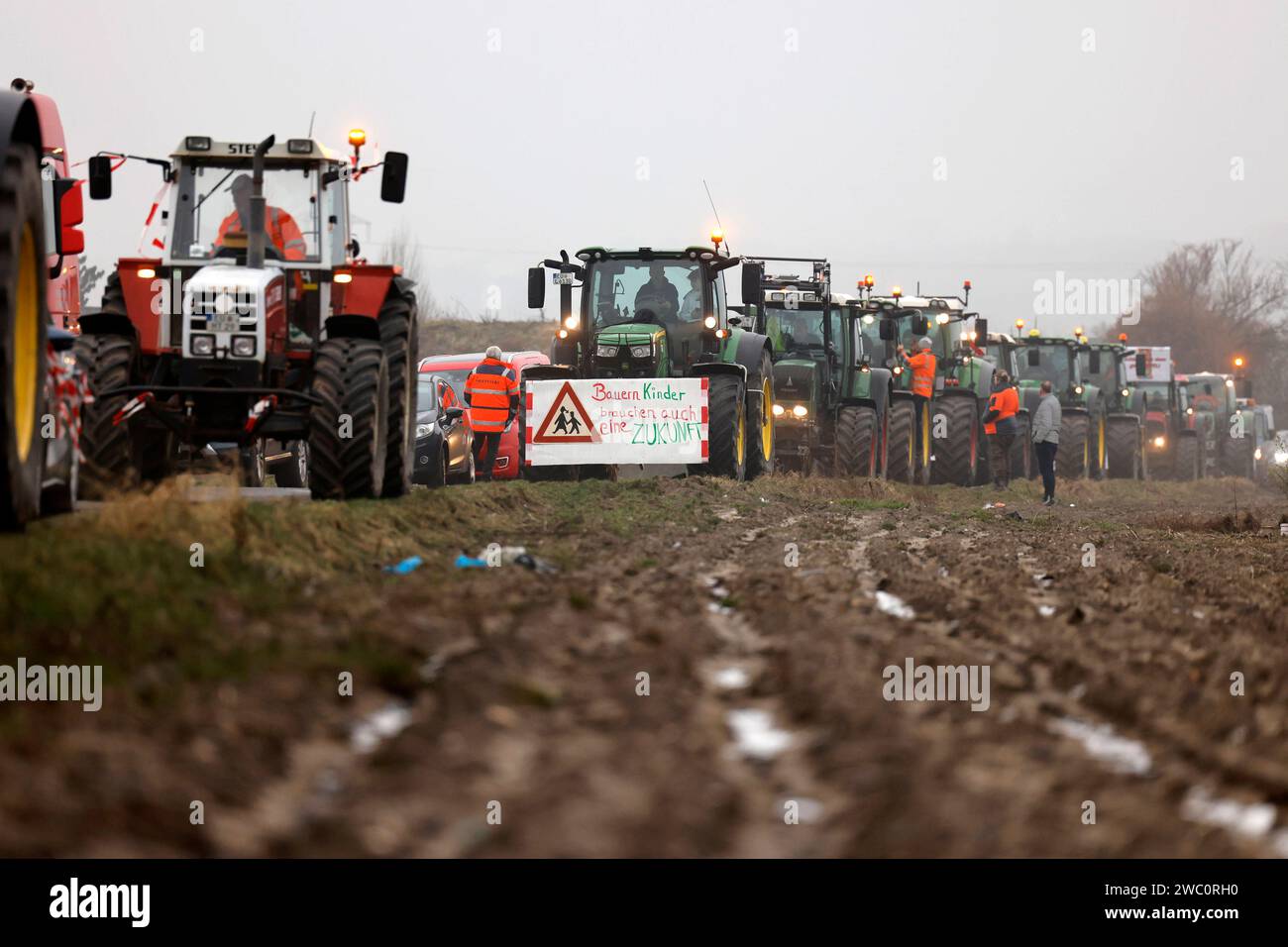 Teilnehmer der Bauernproteste fahren in Köln mit ihren Traktoren im ...