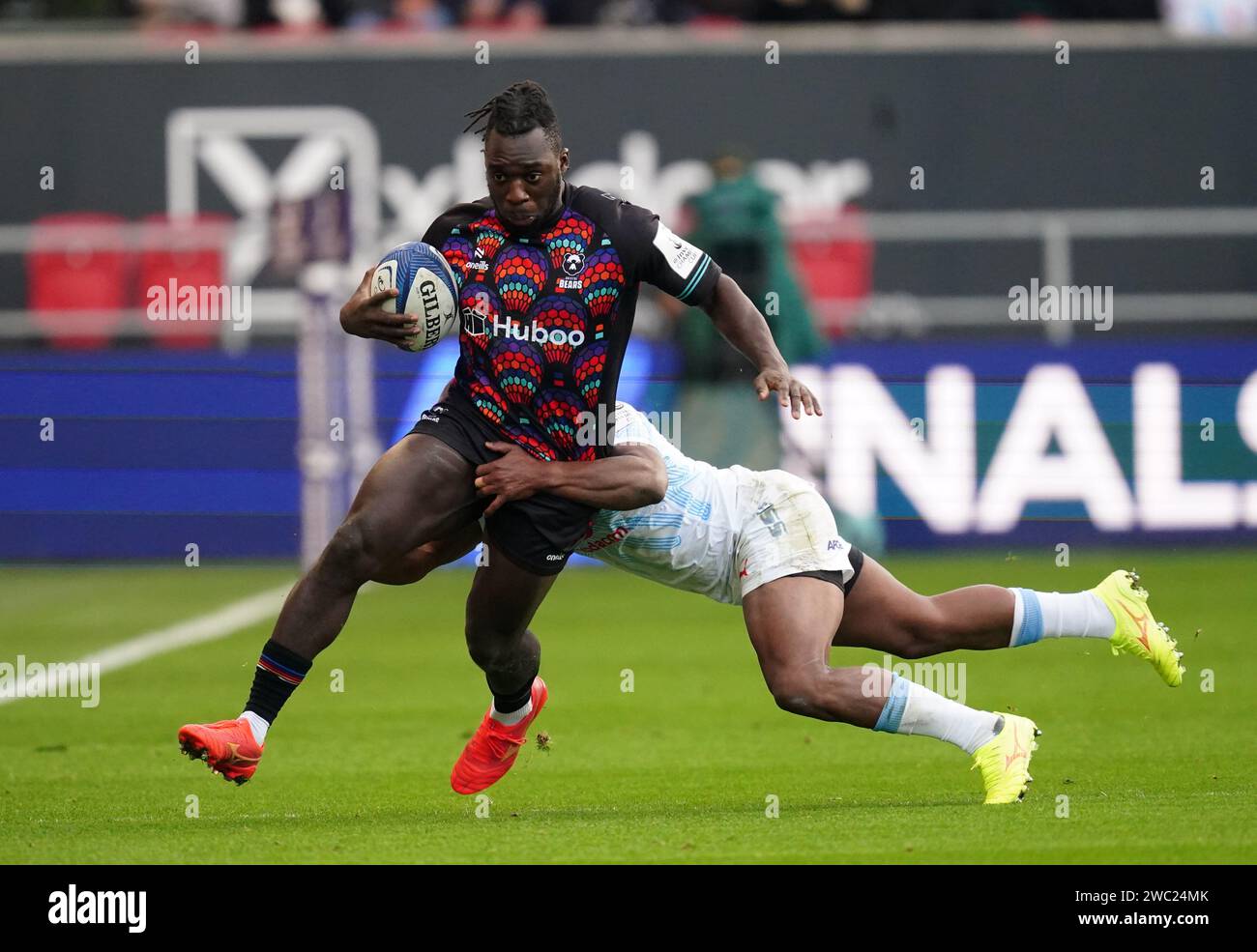Gabriel Ibitoye des Bristol Bears (à gauche) est attaqué par Sergeal ...