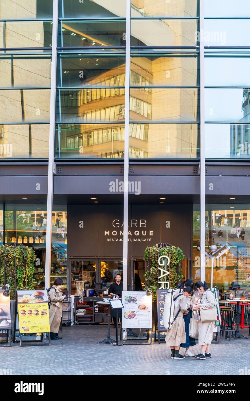 Gros plan, entrée au Garb Monaque Italian Restaurant Bar dans la salle ...