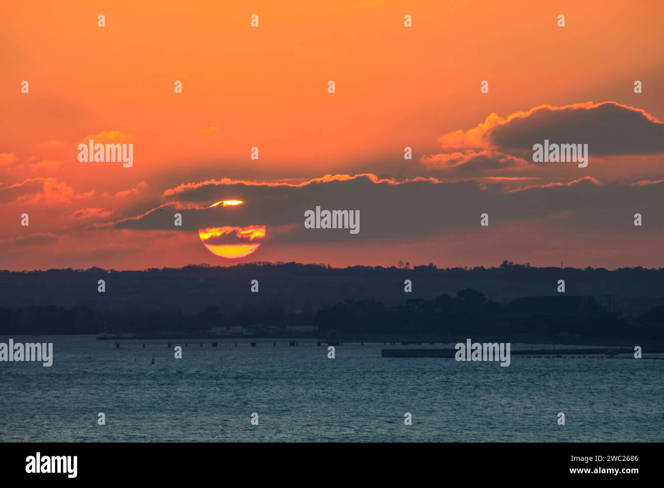 Blick BEI Sonnenuntergang von der Pointe de l Armorique über die Bucht ...