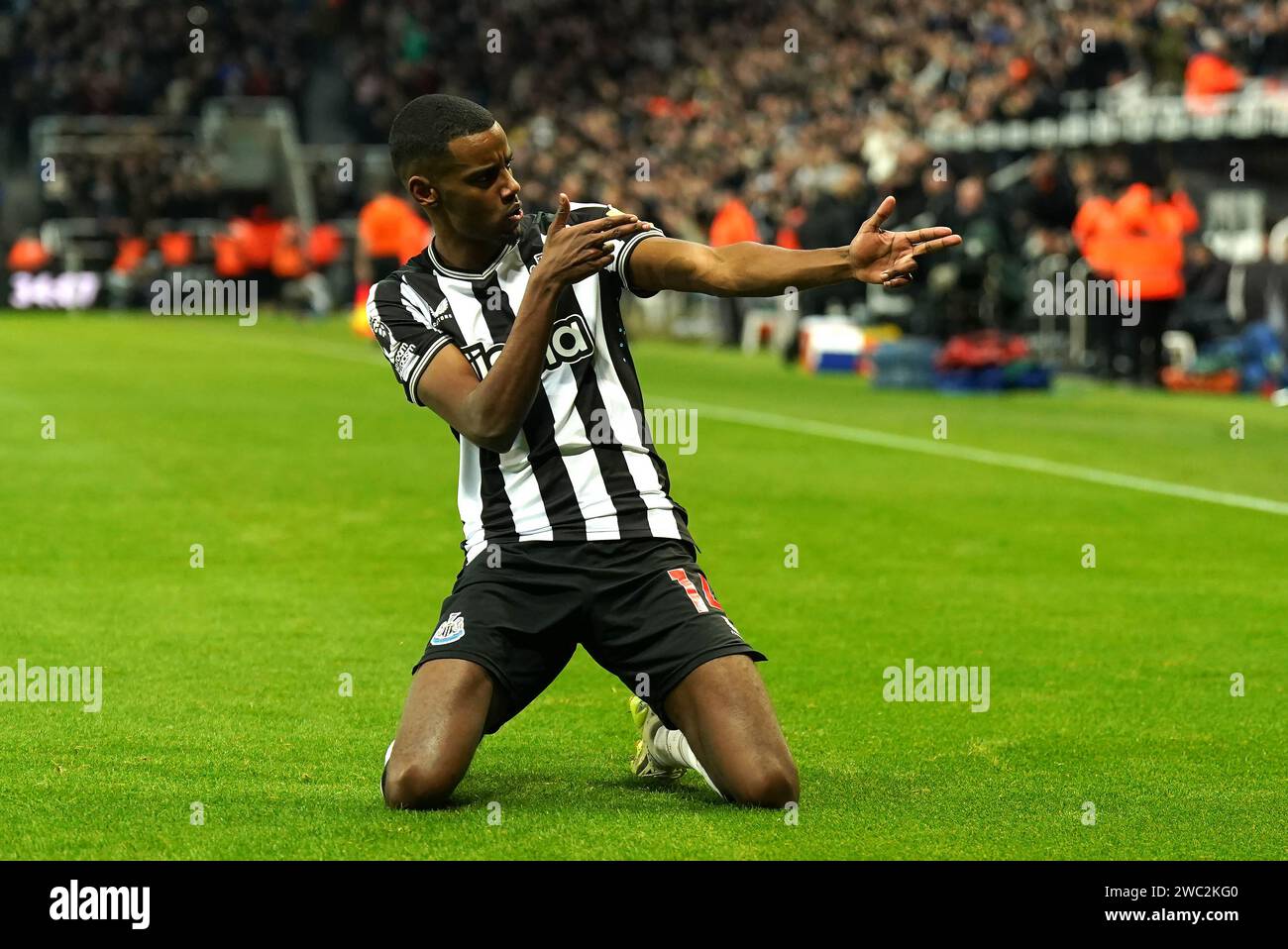 Alexander Isak de Newcastle United célèbre avoir marqué le premier but de son équipe lors du ...