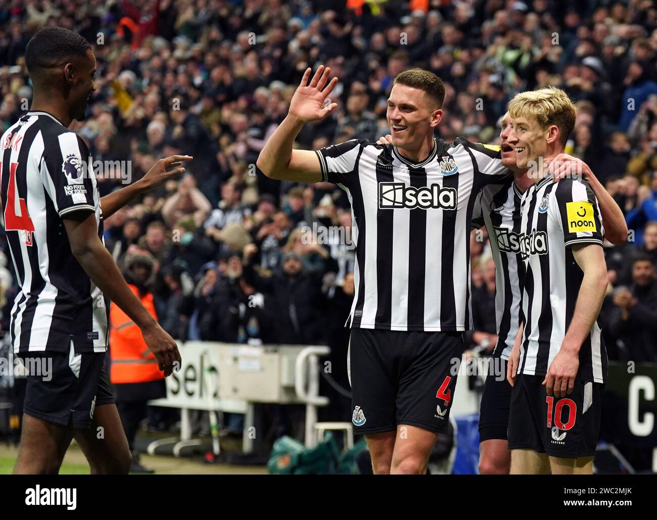 Anthony Gordon de Newcastle United célèbre avoir marqué le deuxième but ...