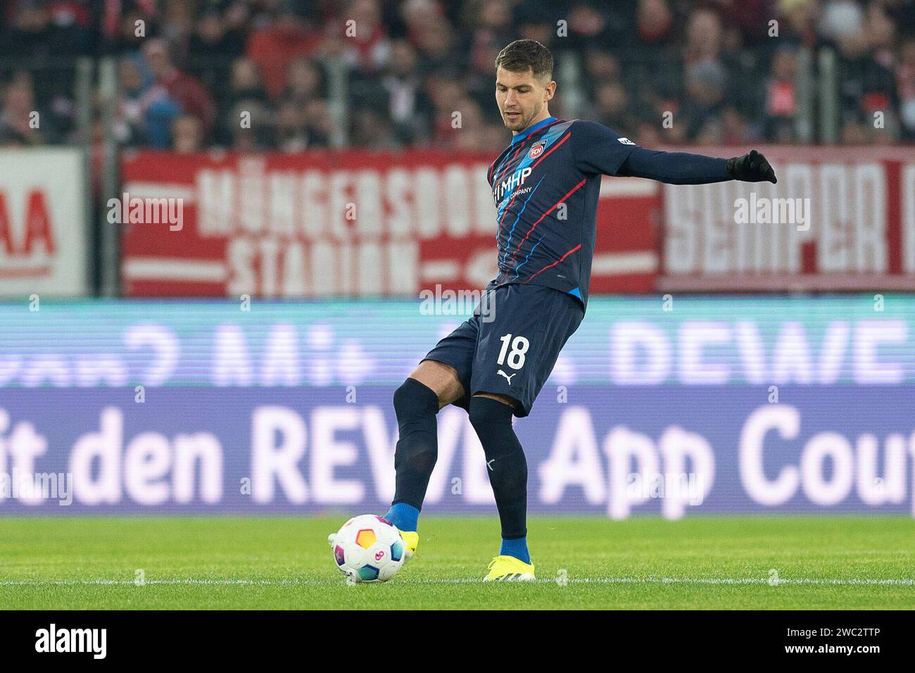 Marvin Pieringer (FC Heidenheim, #18) fuehrt den Anstoss in diesem ...