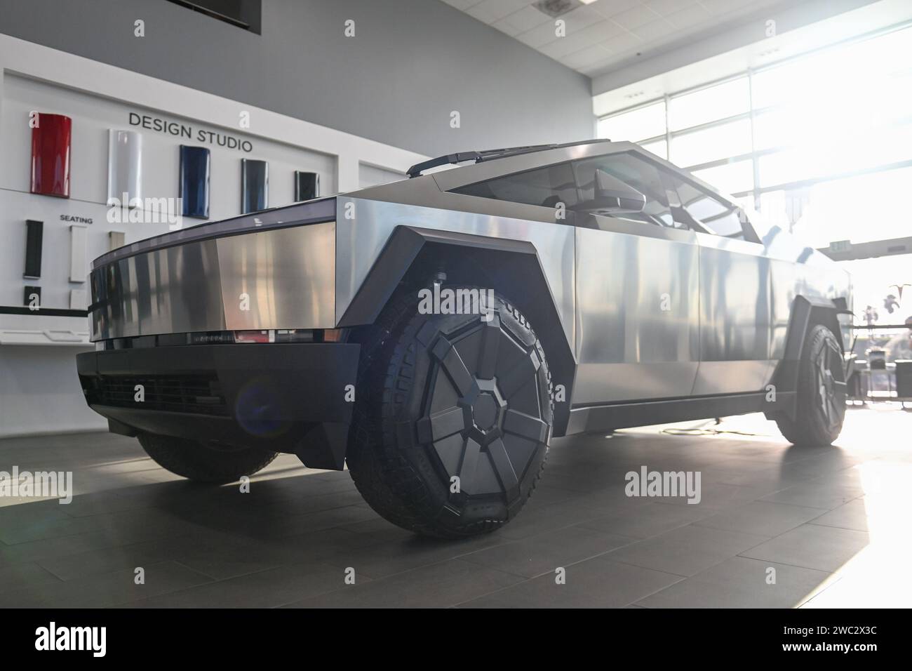 Un Cybertruck Tesla est exposé chez un concessionnaire Tesla, vendredi ...