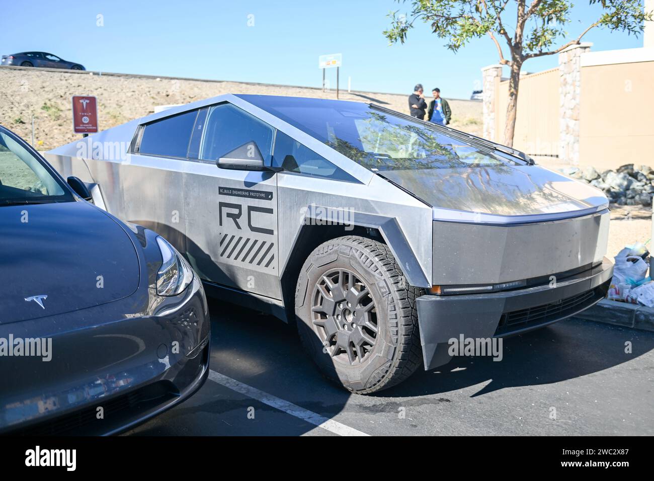 Un Cybertruck Tesla est vu en train de charger aux Outlets de Tejon ...
