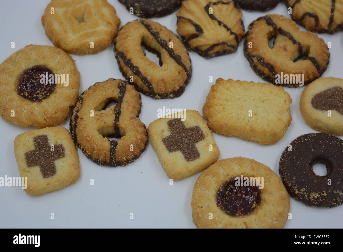 Un assortiment lumineux de biscuits sablés recouverts de chocolat et de ...