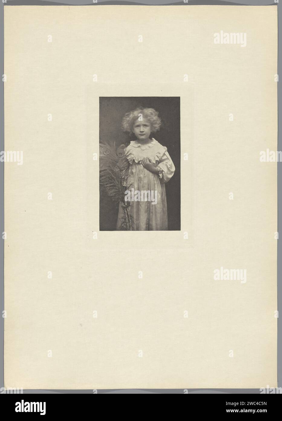 Portrait d'un enfant inconnu avec une plume de paon, Walter L. Colls, c ...