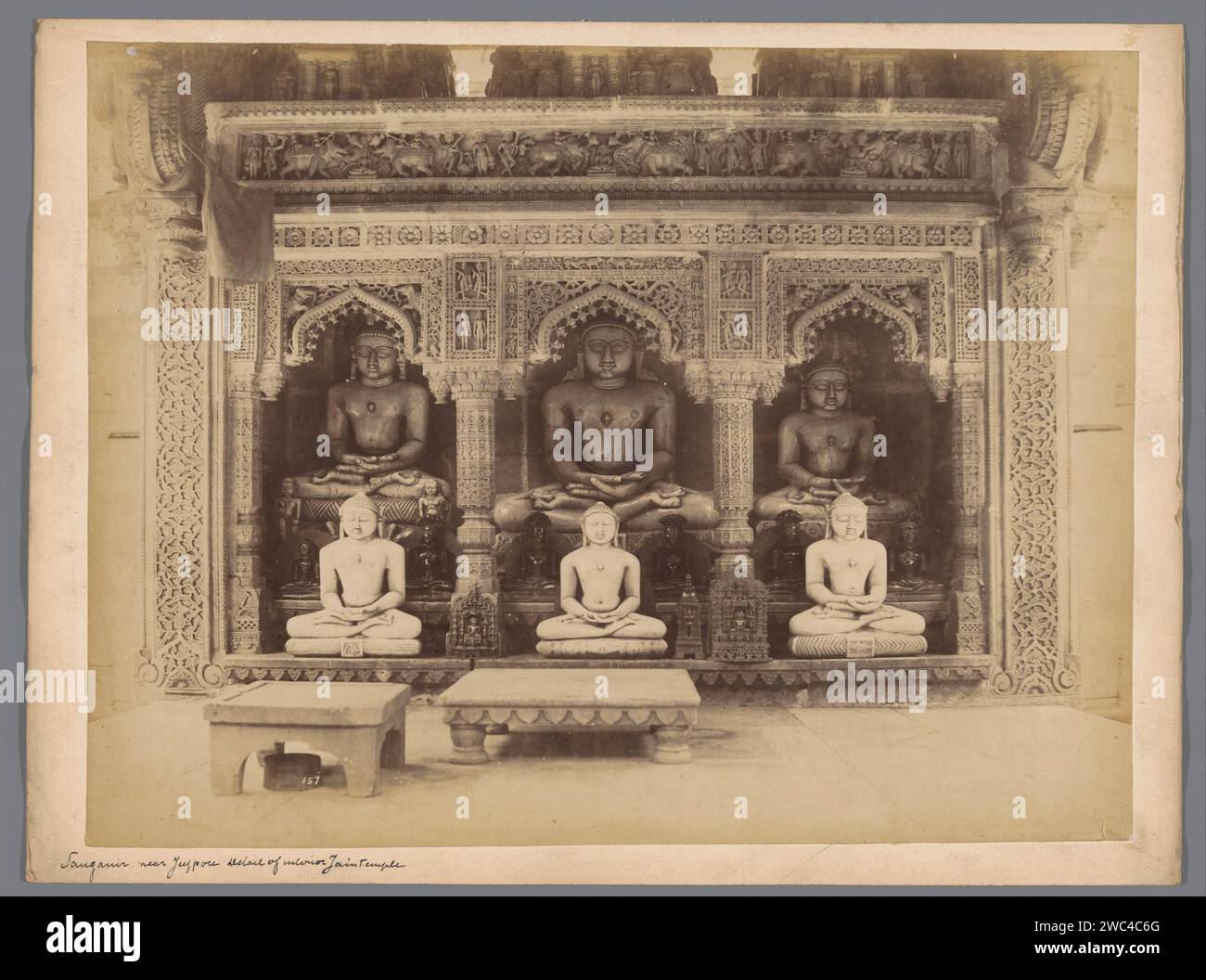 Les Tirthankaras dans le temple Digambar Jain à Sangner près de Jaipur ...