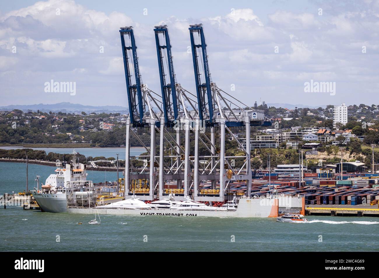 Le bateau de transport de yachts, Yacht Express a accosté dans le port ...