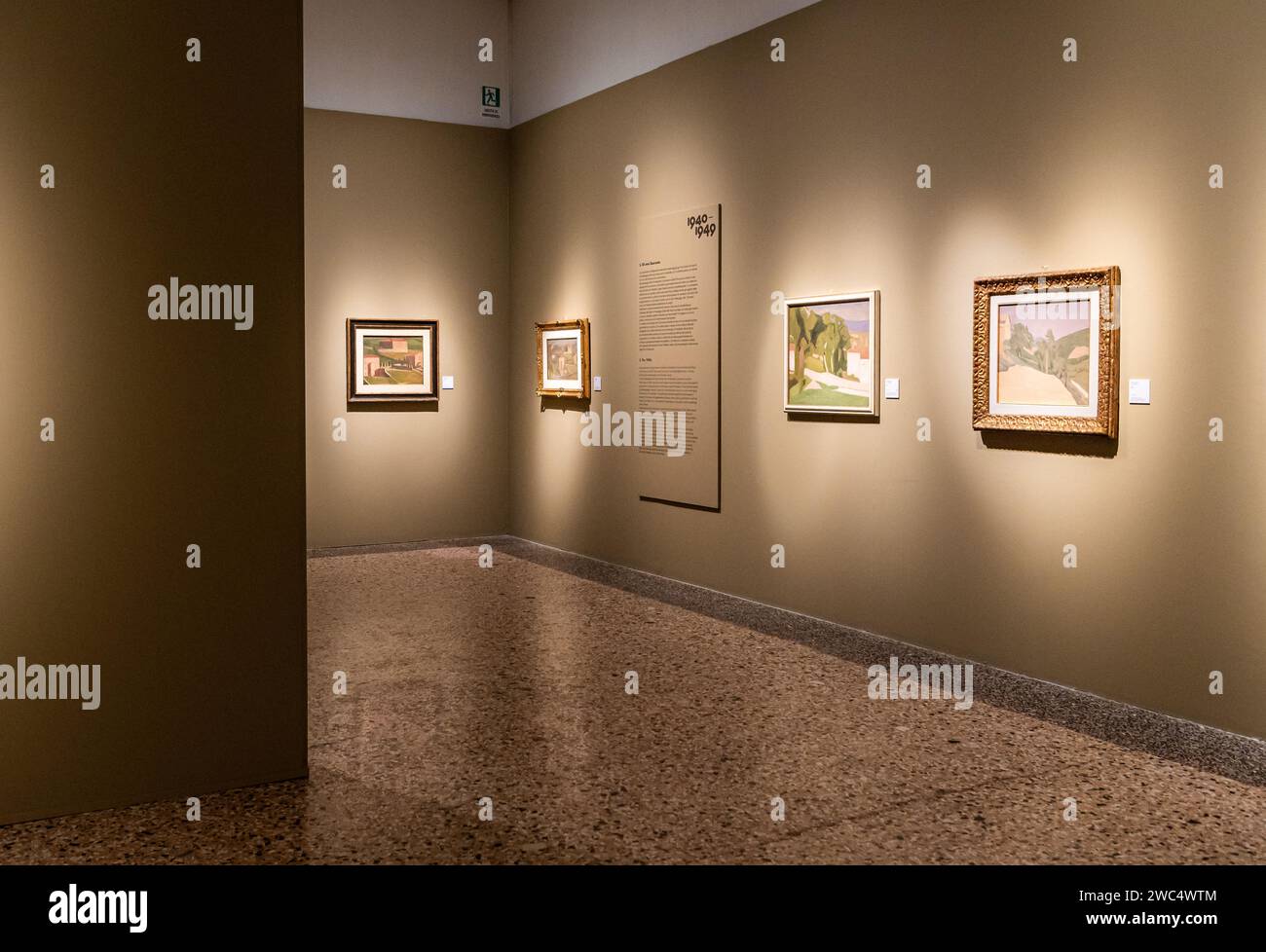 Peintures à l'huile sur toile à l'exposition des peintures du peintre ...