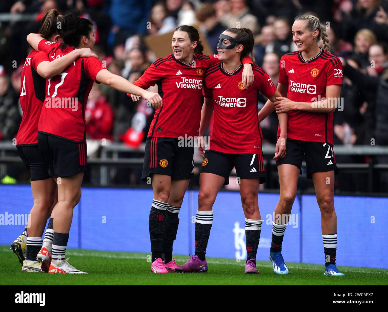 Ella Toone de Manchester United (au centre) célèbre avoir marqué le ...