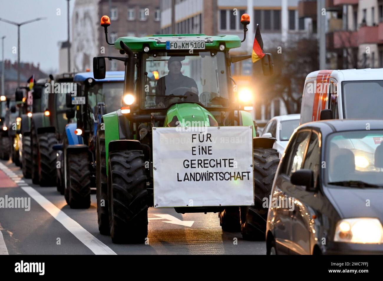 Teilnehmer der Bauernproteste fahren in Nürnberg mit ihren Traktoren im ...