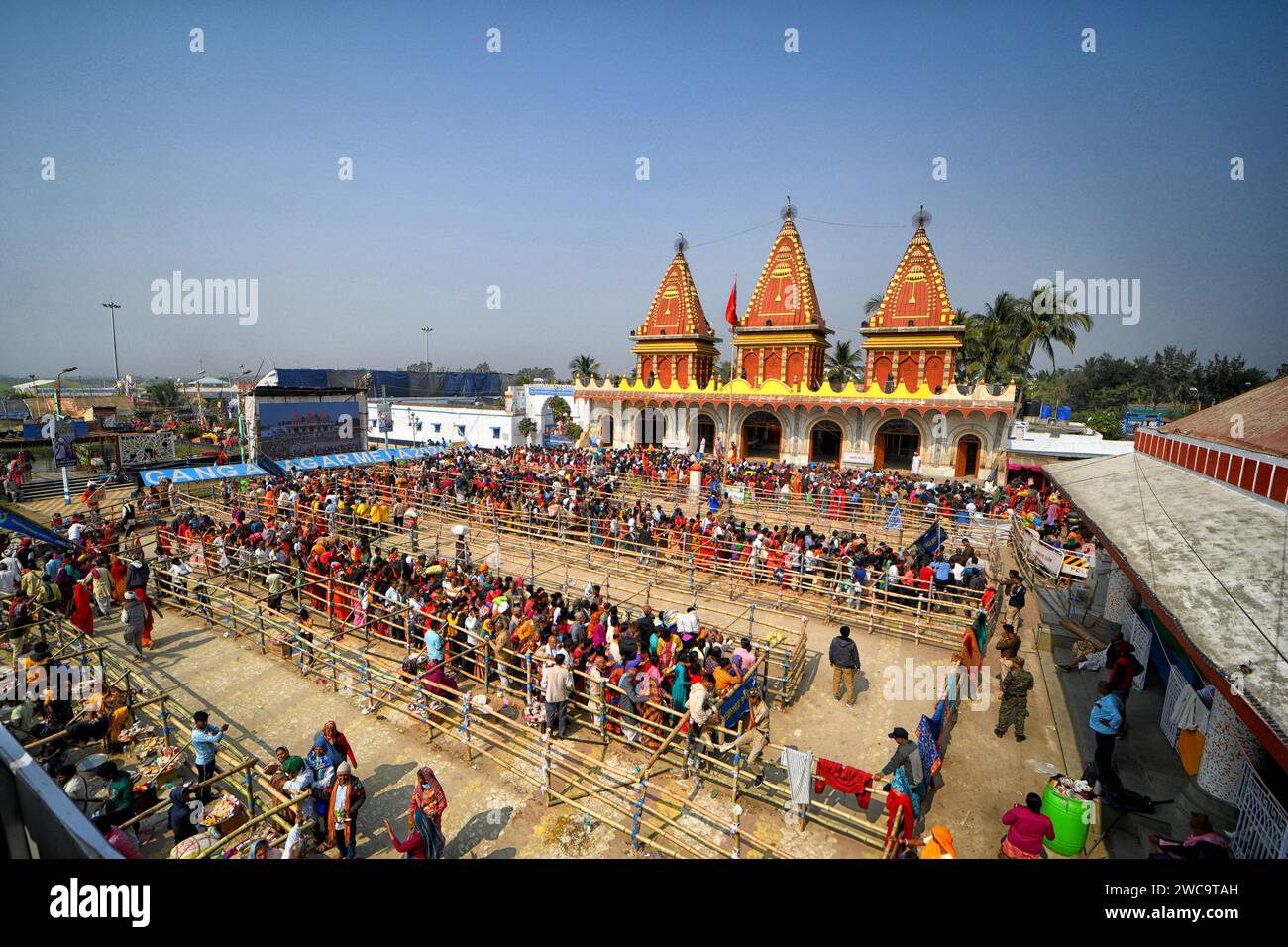 Île de Sagar, Inde. 14 janvier 2024. Pèlerins hindous vus se rassembler ...
