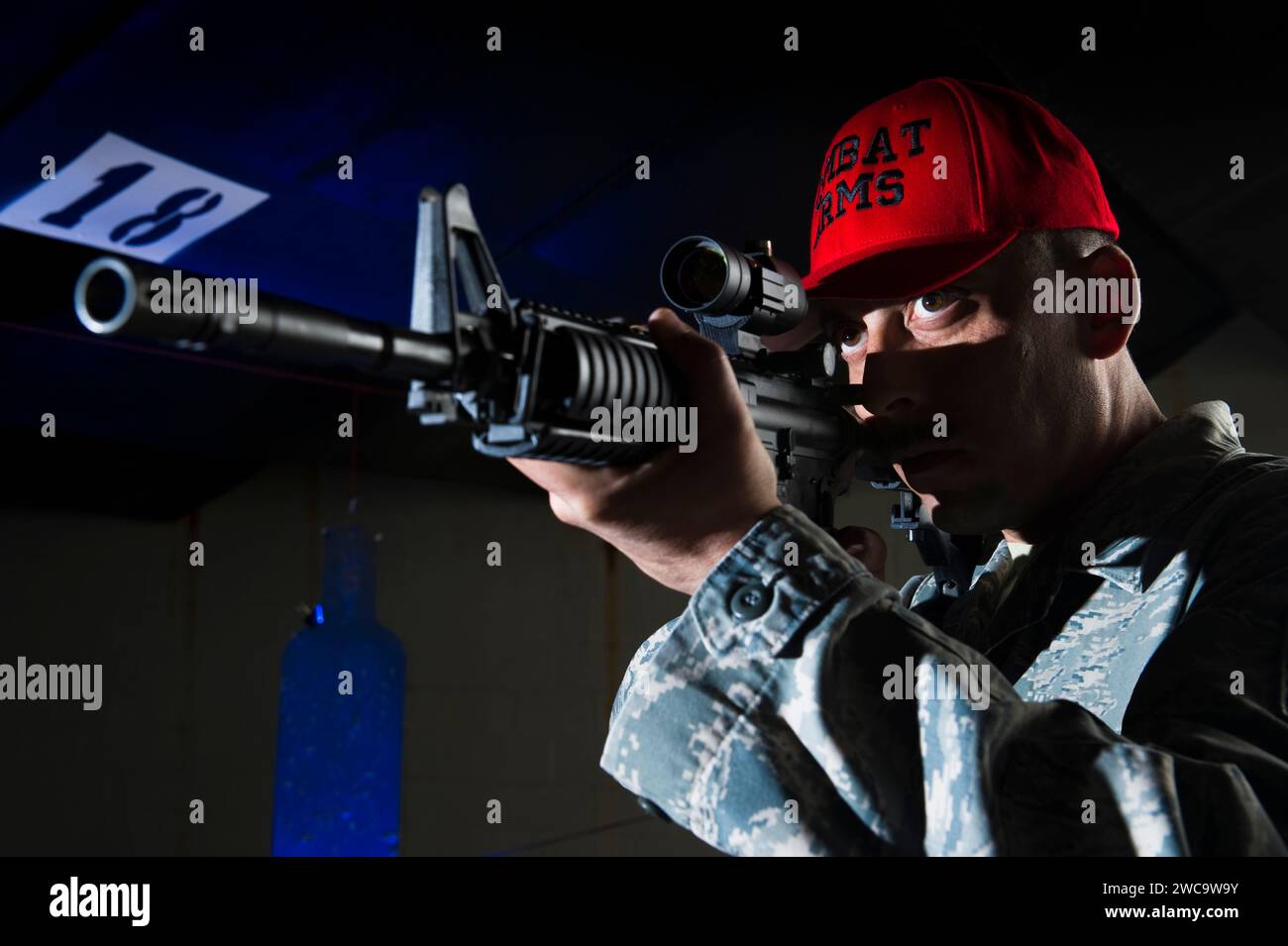 Un officier de police militaire se tient au champ de tir avec son fusil ...