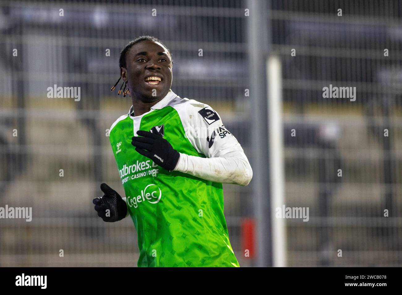 Jordan Kediri (90 ans) de Franc Borains célèbre après avoir marqué un ...