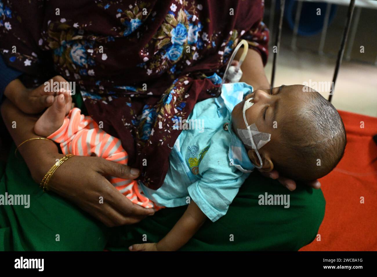 Dhaka, Bangladesh. 15 janvier 2024. Un bébé souffrant de pneumonie ...