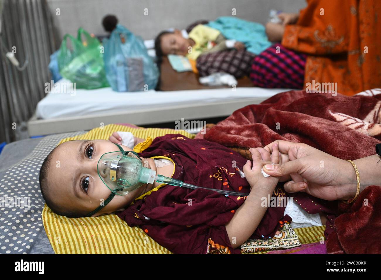 Dhaka, Bangladesh. 15 janvier 2024. Un bébé souffrant de pneumonie ...