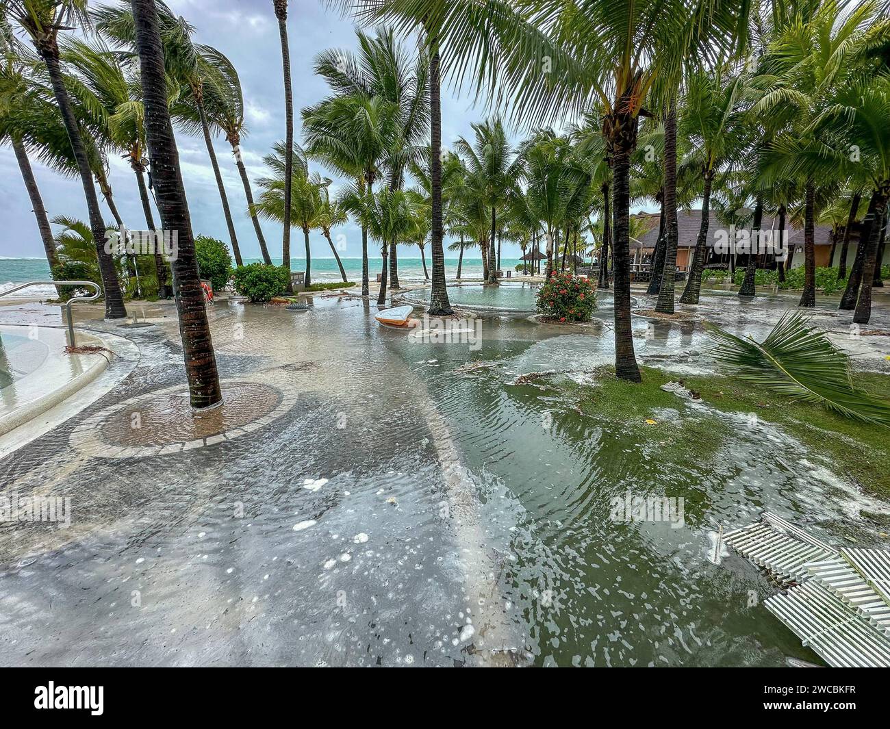 Cyclone bricht ueber Mauritius Her, und zerstoert das Resort ...