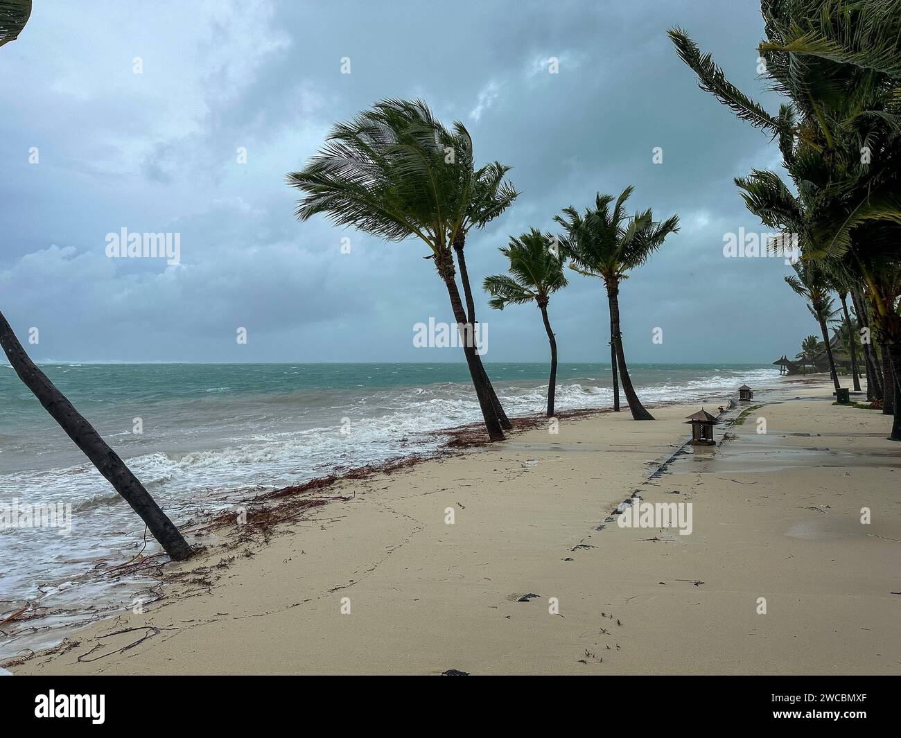 Cyclone bricht ueber Mauritius Her, und zerstoert das Resort ...