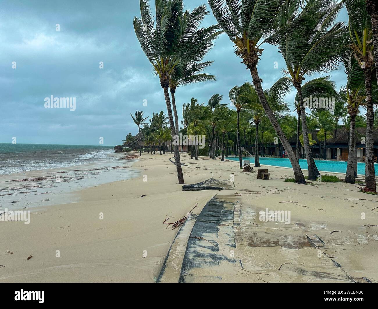 Cyclone bricht ueber Mauritius Her, und zerstoert das Resort ...