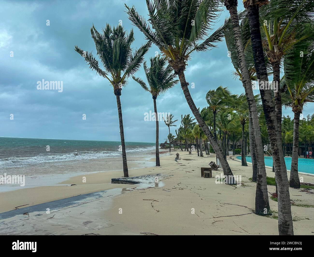 Cyclone bricht ueber Mauritius Her, und zerstoert das Resort ...