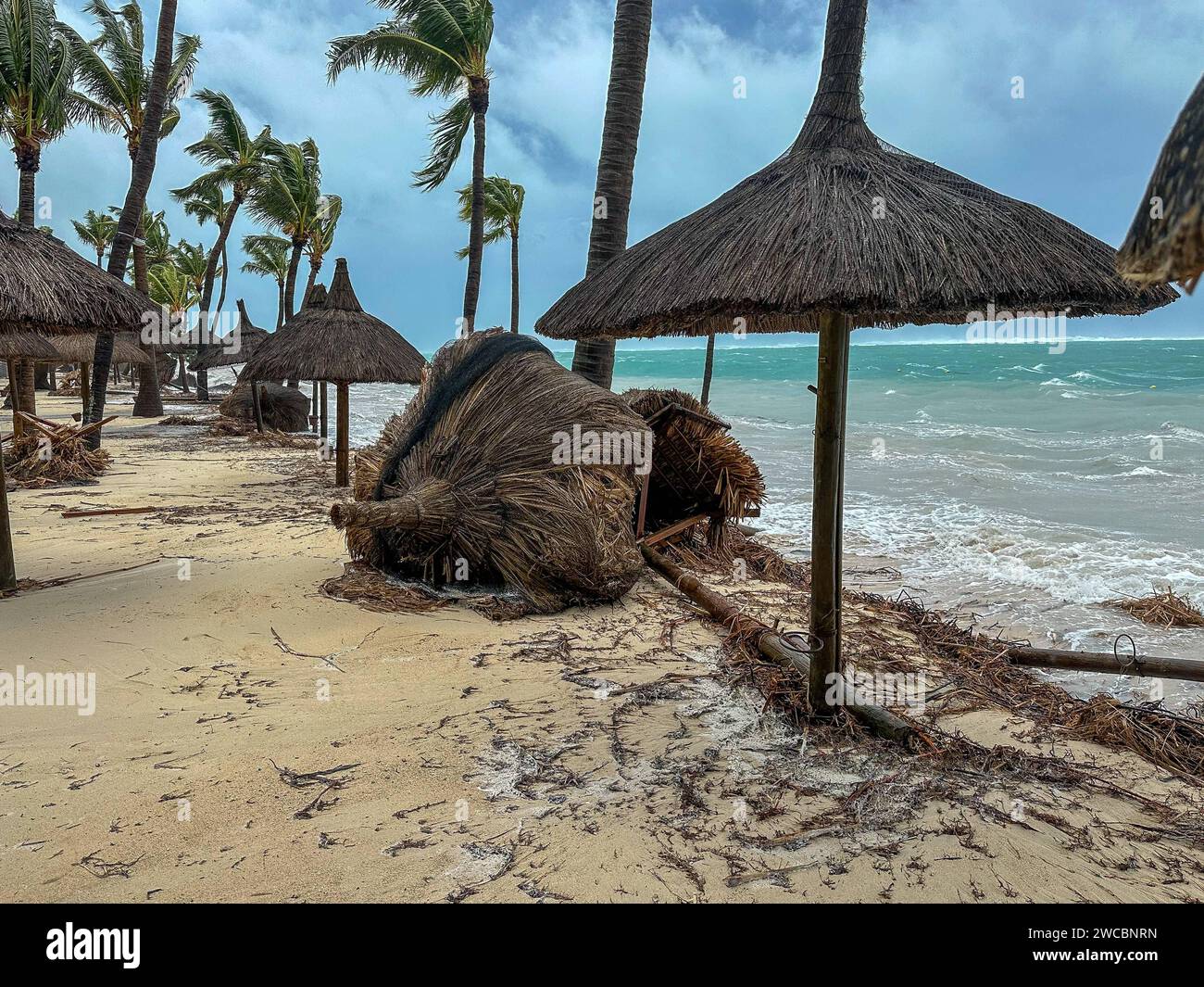 Cyclone bricht ueber Mauritius Her, und zerstoert das Resort ...