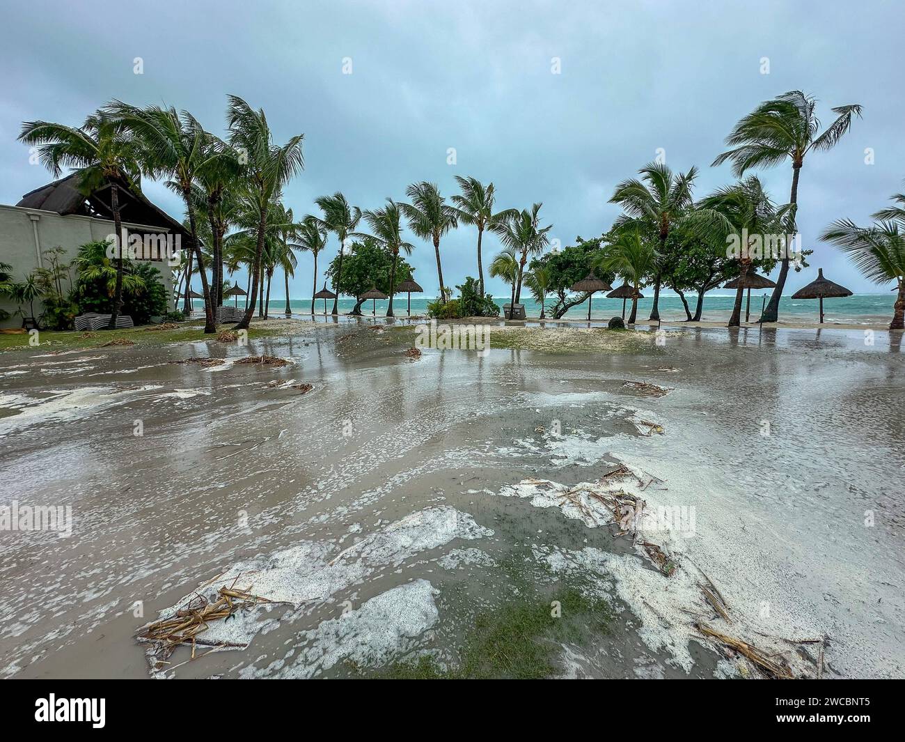 Cyclone bricht ueber Mauritius Her, und zerstoert das Resort ...